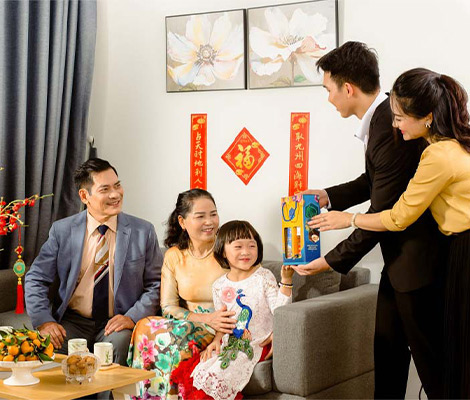 Biếu quà Tết cho bố mẹ người yêu nói gì để ghi điểm tuyệt đối?